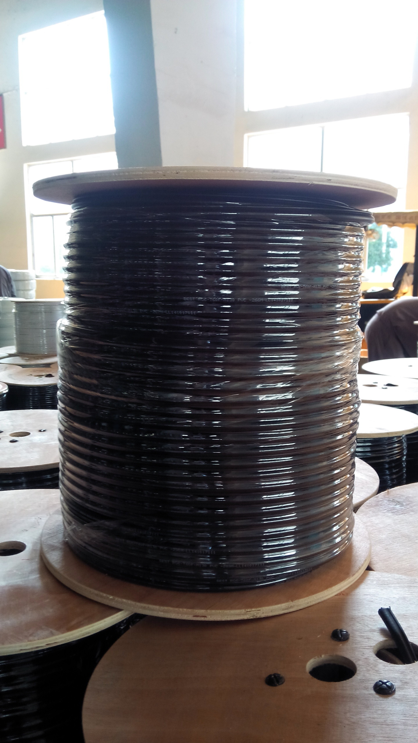 สายเคเบิลโคแอ็กเซียล Tri-Shield RG6 พร้อมปลอกหุ้มฉนวนพีวีซีทองแดง ...